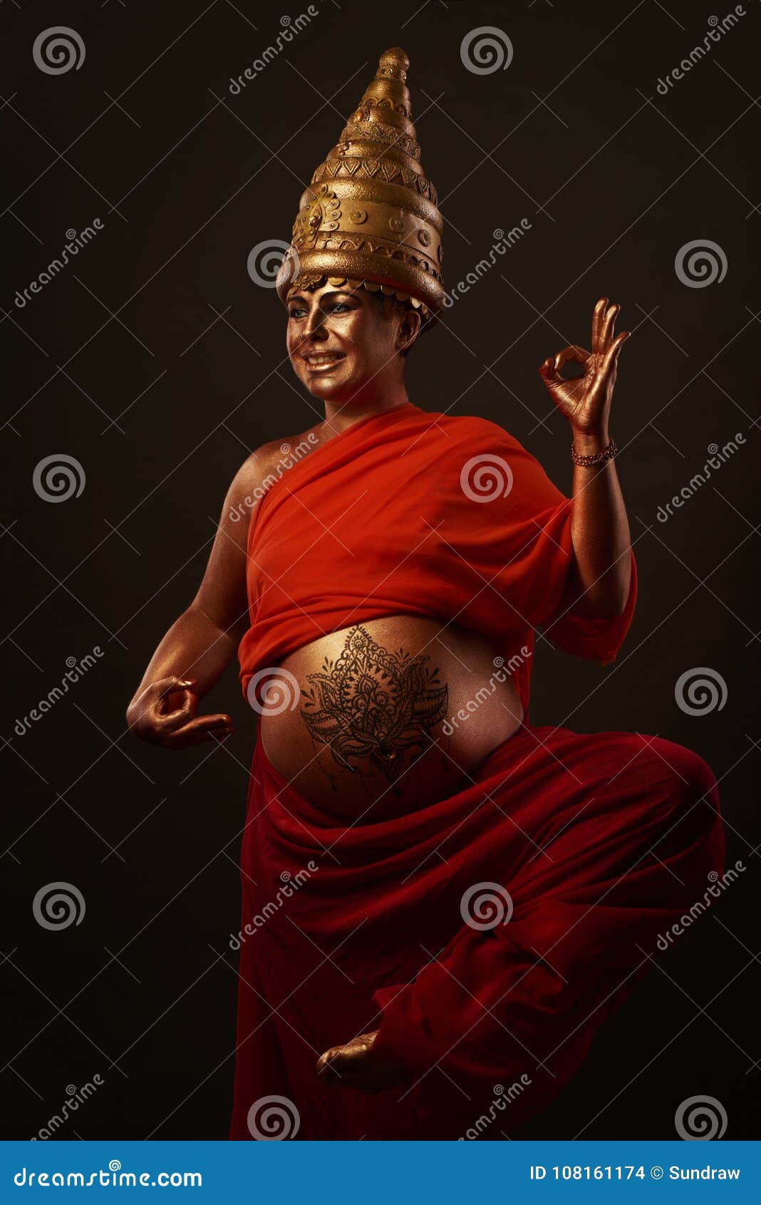 Mujer Embarazada En La Mirada De Buda Foto de archivo - Imagen de asia ...