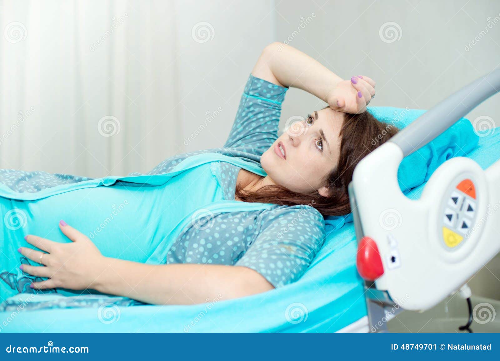 Mujer embarazada en parto imagen de archivo. Imagen de médico - 48749701