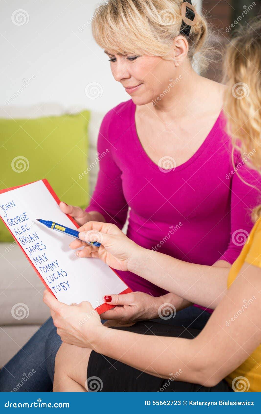 Mujer Embarazada Que Elige Nombre Imagen de archivo - Imagen de momia ...