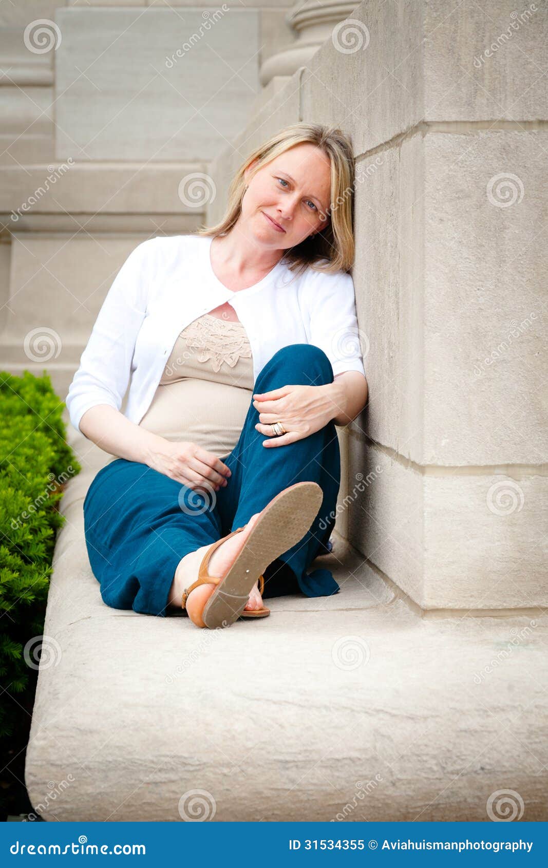 Mujer embarazada relajada imagen de archivo. Imagen de aspecto - 31534355