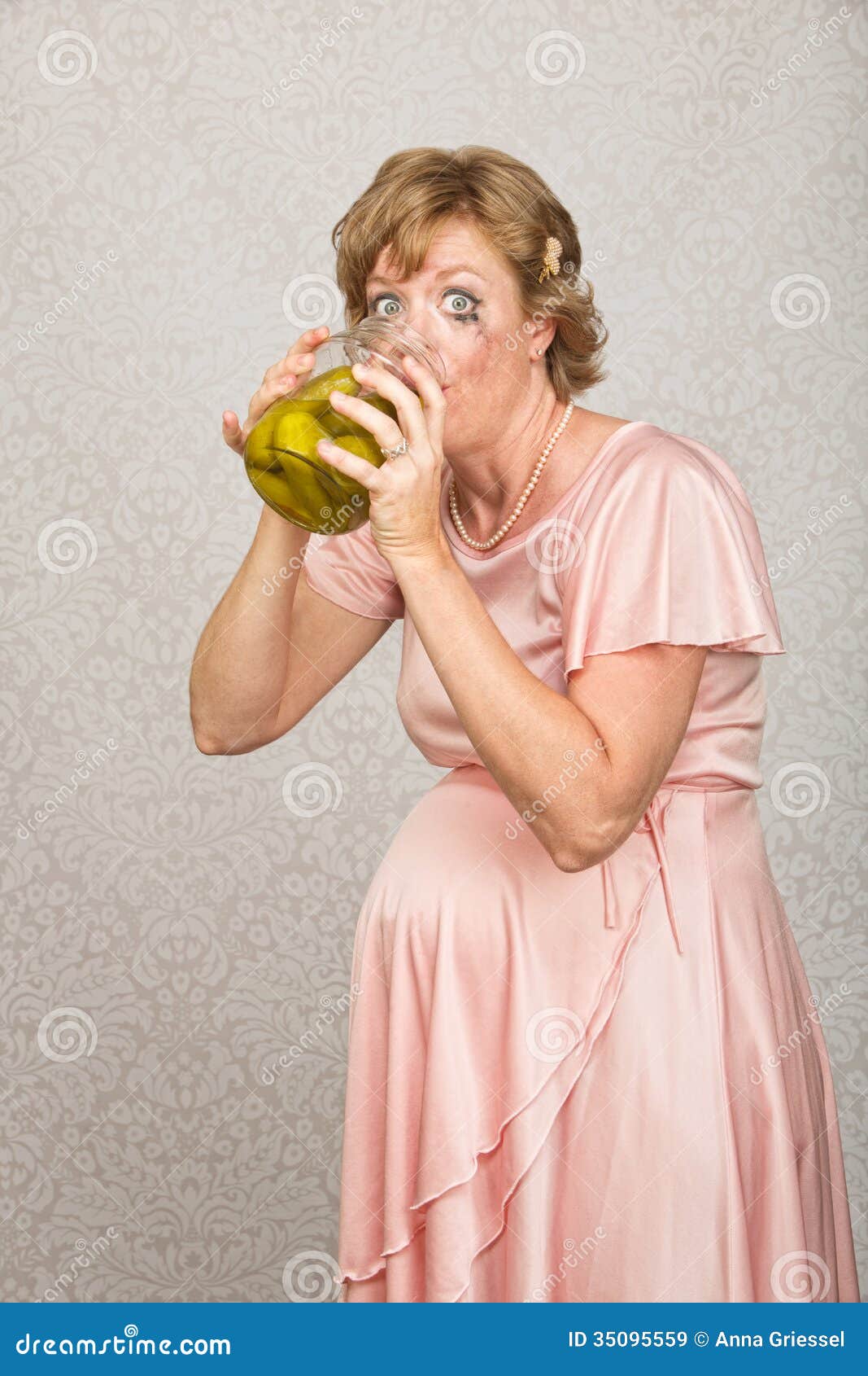 Mujer embarazada sedienta imagen de archivo. Imagen de encasillamiento ...