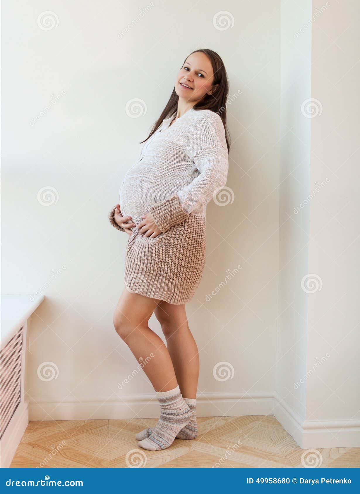 Mujer Embarazada Sonriente Que Lleva La Rebeca De Lana Foto de archivo ...