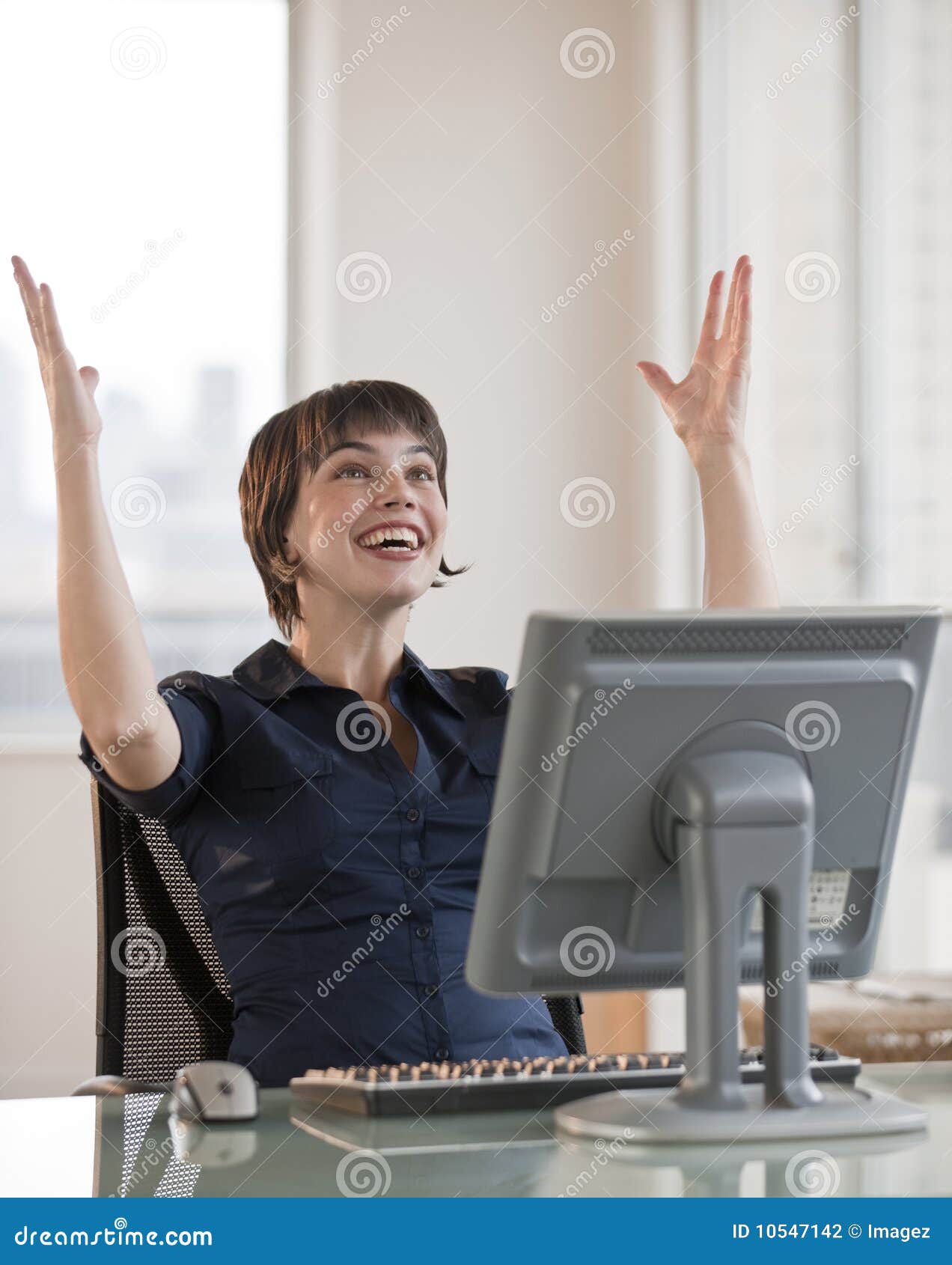 Mujer Emocionada En El Ordenador Foto de archivo - Imagen de levantado ...