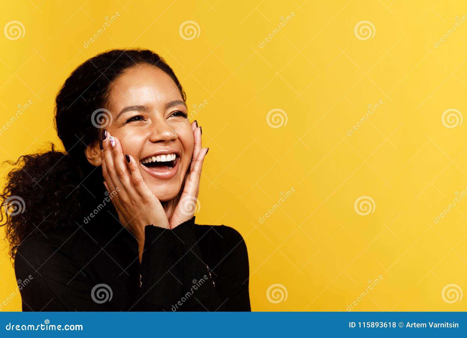 Mujer emocionada joven foto de archivo. Imagen de ella - 115893618