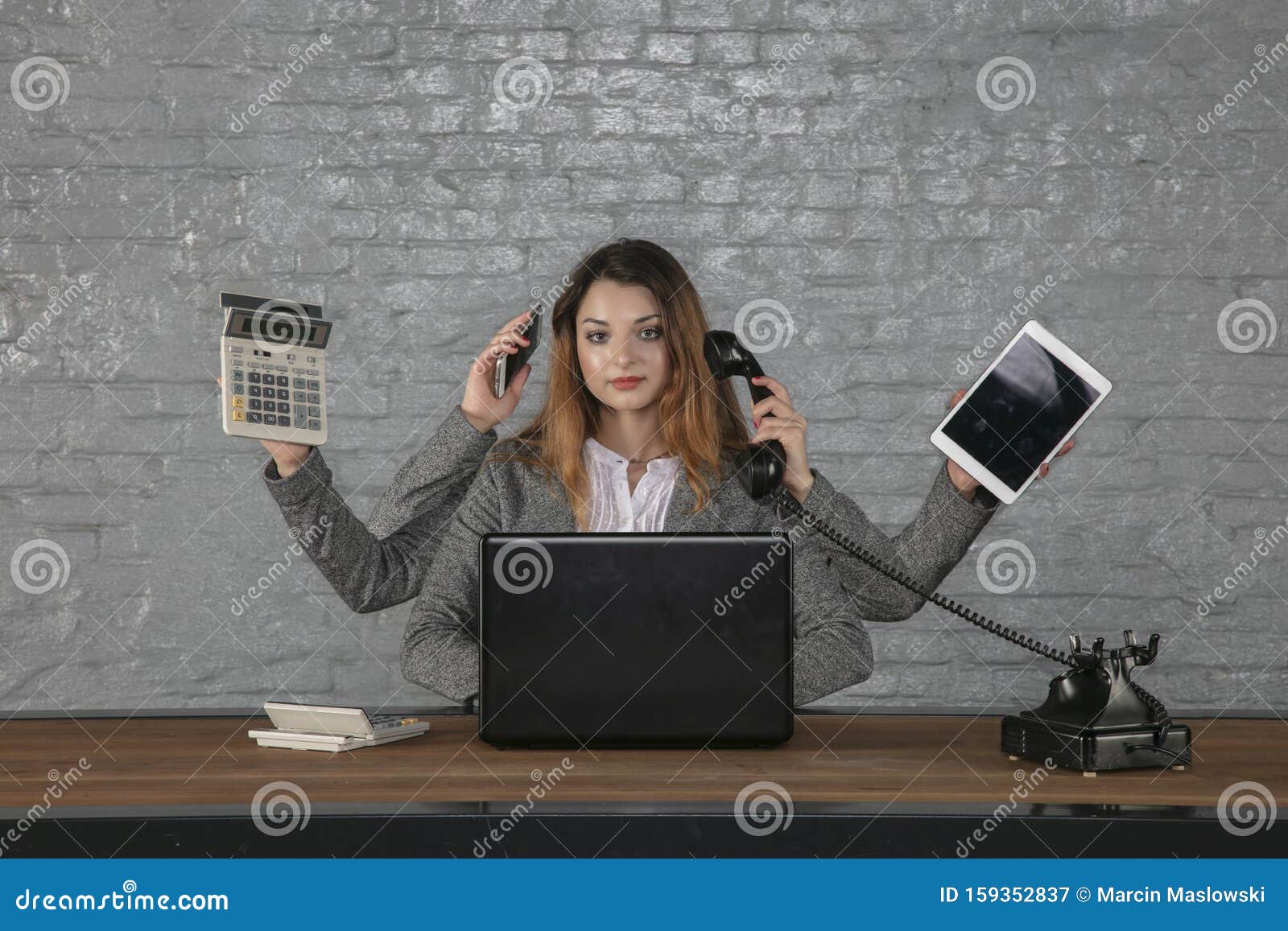 Mujer Empresaria Multitarea Sentada En El Escritorio Imagen de archivo ...