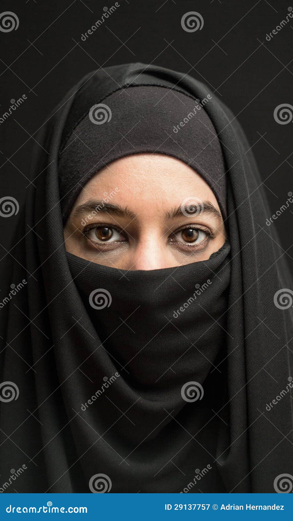 Mujer en burka imagen de archivo. Imagen de adulto, oriente - 29137757