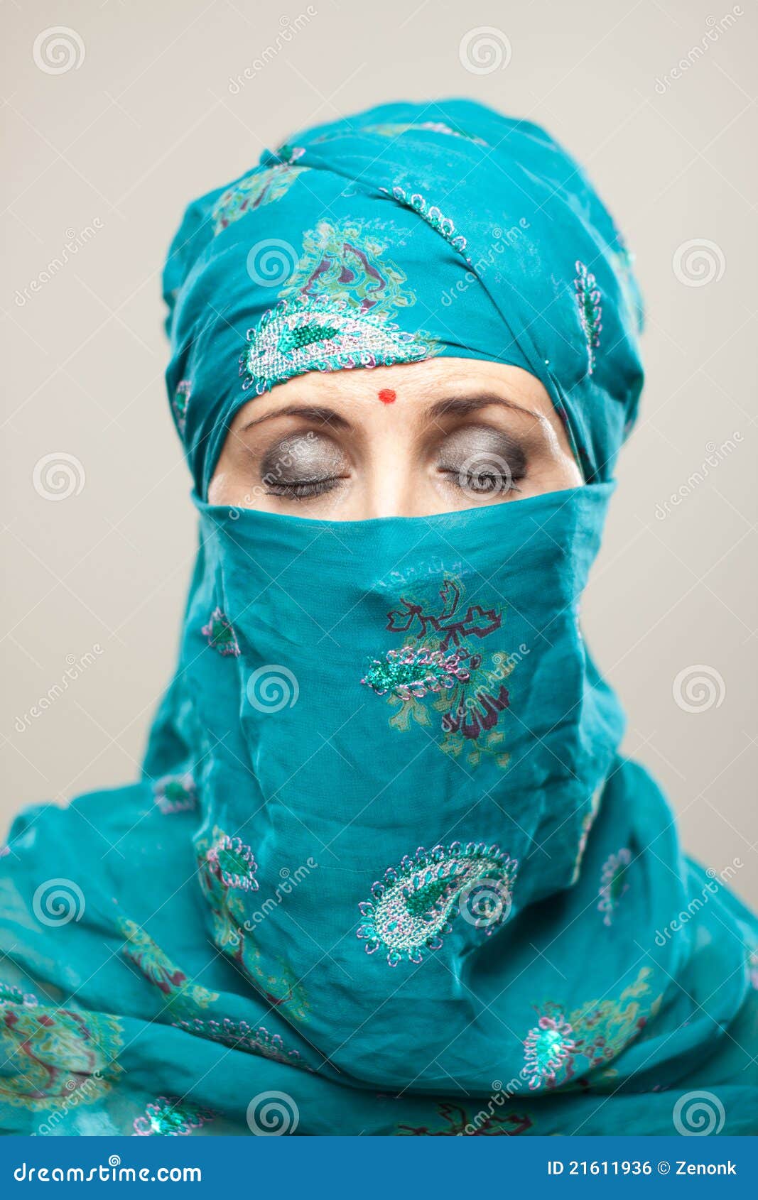 Mujer En Burqa Con Maquillaje Foto de archivo - Imagen de belleza ...