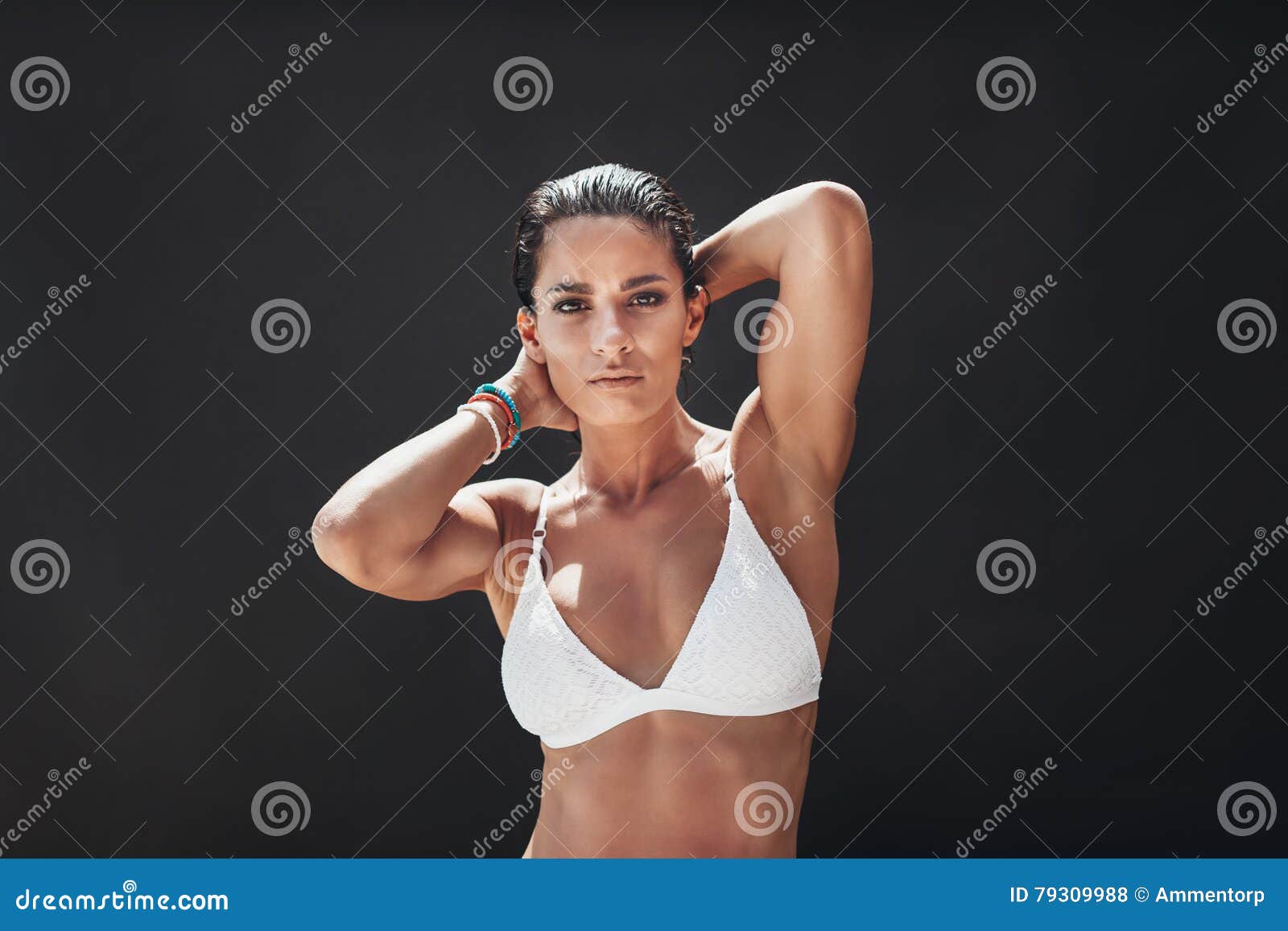 Mujer En El Bikini Blanco Que Presenta En Fondo Negro Foto de archivo ... Mujer En El Bikini Blanco Que Presenta En Fondo Negro Foto de archivo ...