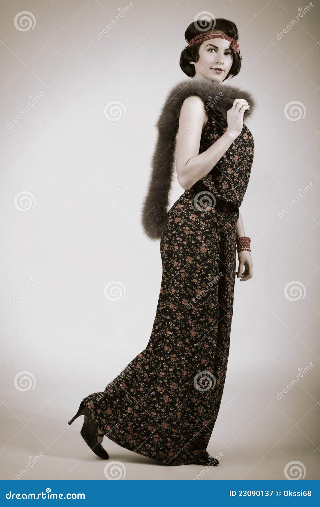 Mujer En El Estilo De 1920-1930 Imagen de archivo - Imagen de mujeres ...