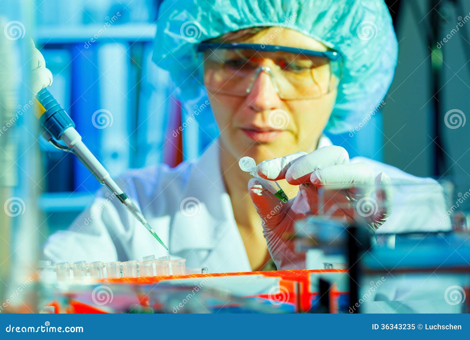 Mujer En El Laboratorio De La Microbiología Imagen de archivo - Imagen ...