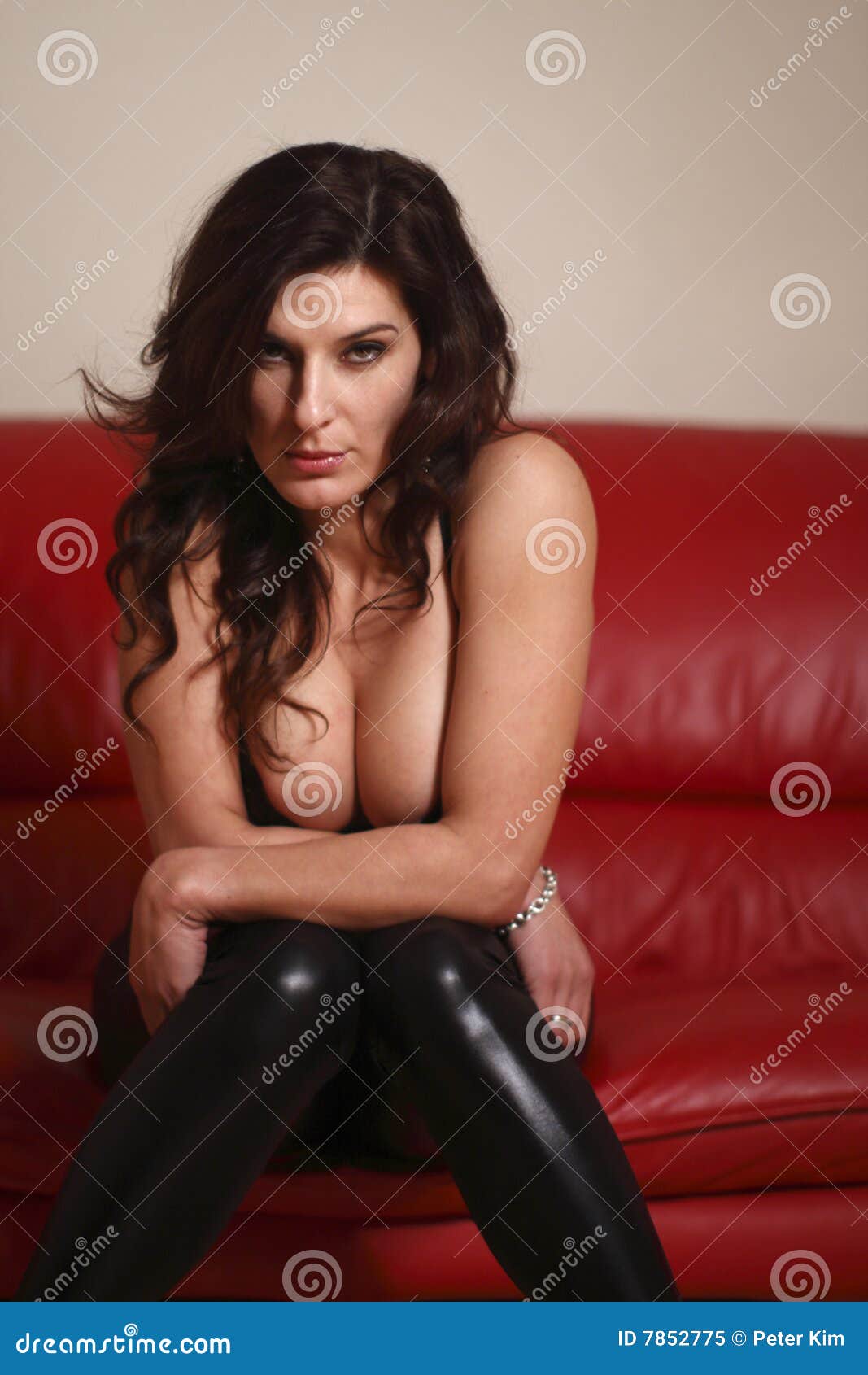 Mujer en el sofá rojo imagen de archivo. Imagen de hermoso - 7852775