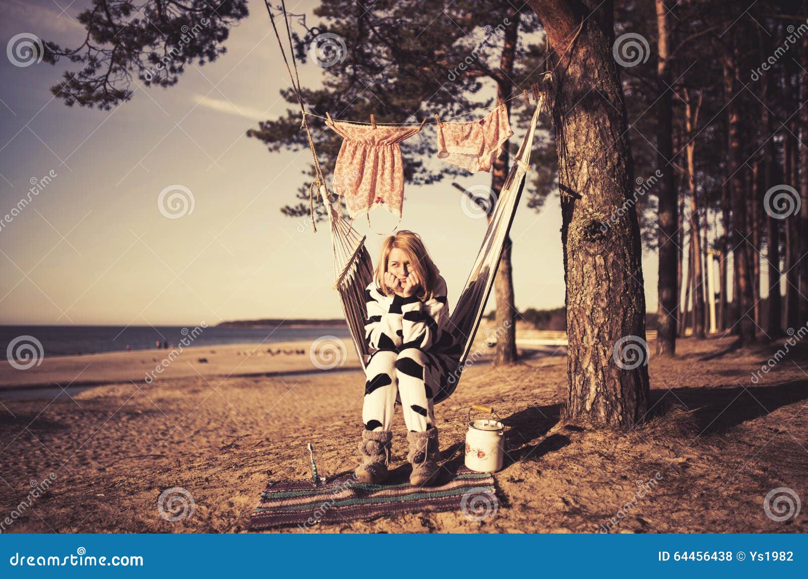 Mujer En El Traje De La Vaca Que Se Relaja Foto de archivo - Imagen de ...