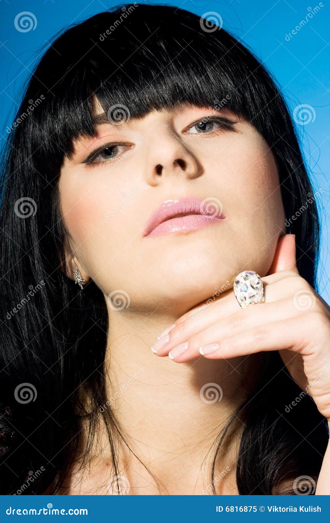 Mujer en fondo azul imagen de archivo. Imagen de retrato - 6816875