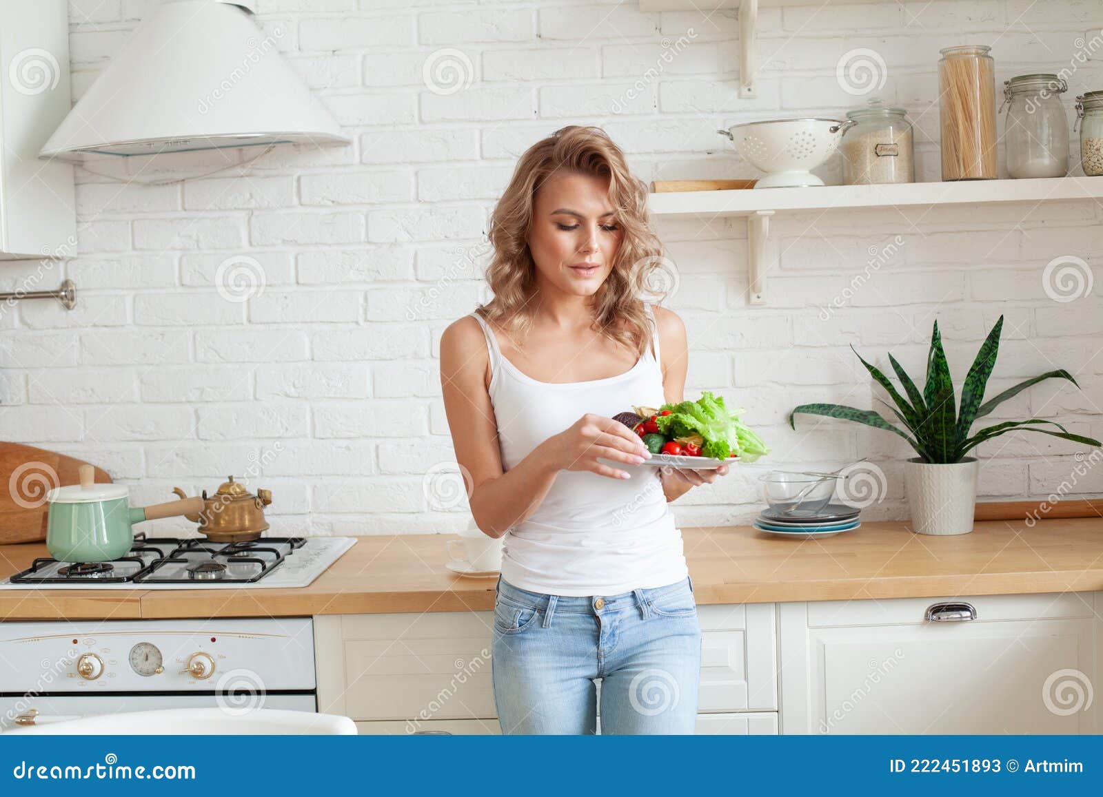 Mujer En Forma De Comer Vegetales Saludables Imagen de archivo - Imagen ...