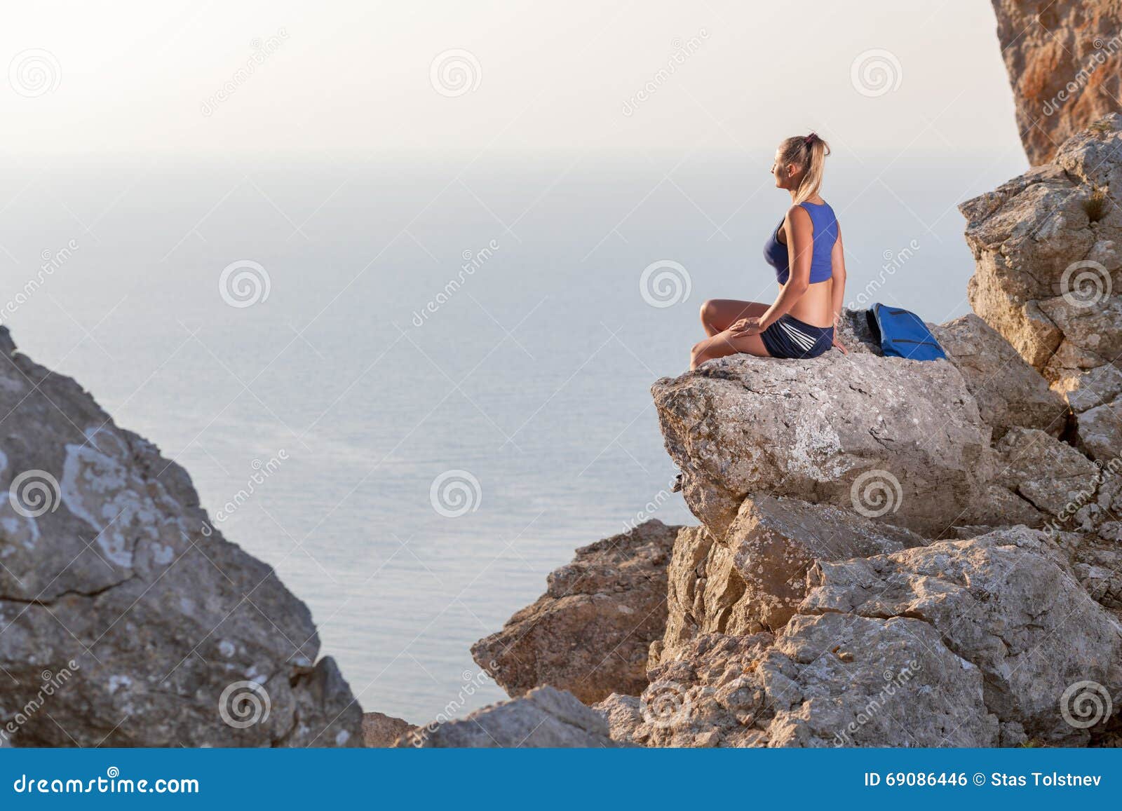Mujer en la roca foto de archivo. Imagen de aventura - 69086446
