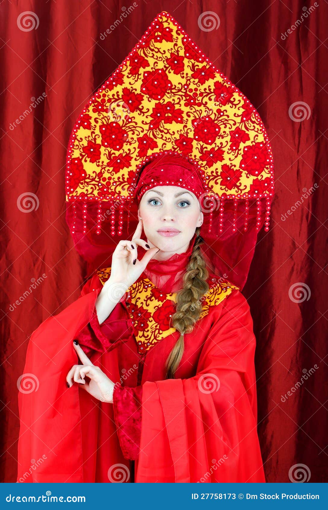 Mujer En La Ropa Tradicional Rusa Imagen de archivo - Imagen de ruso ...
