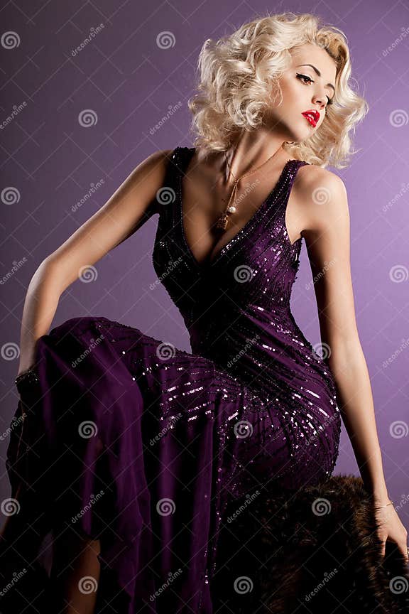 Mujer en la ropa violeta imagen de archivo. Imagen de elegante - 39388809