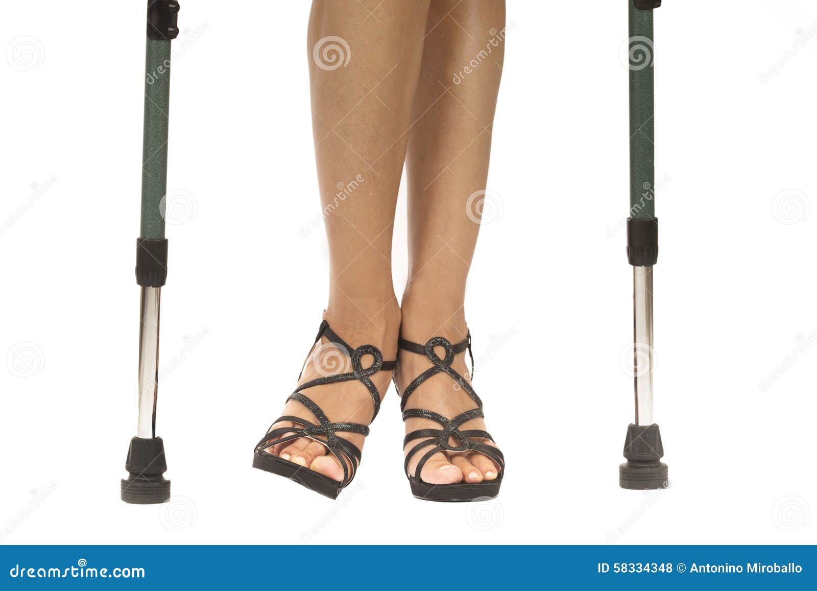 Mujer en las muletas foto de archivo. Imagen de hospital - 58334348