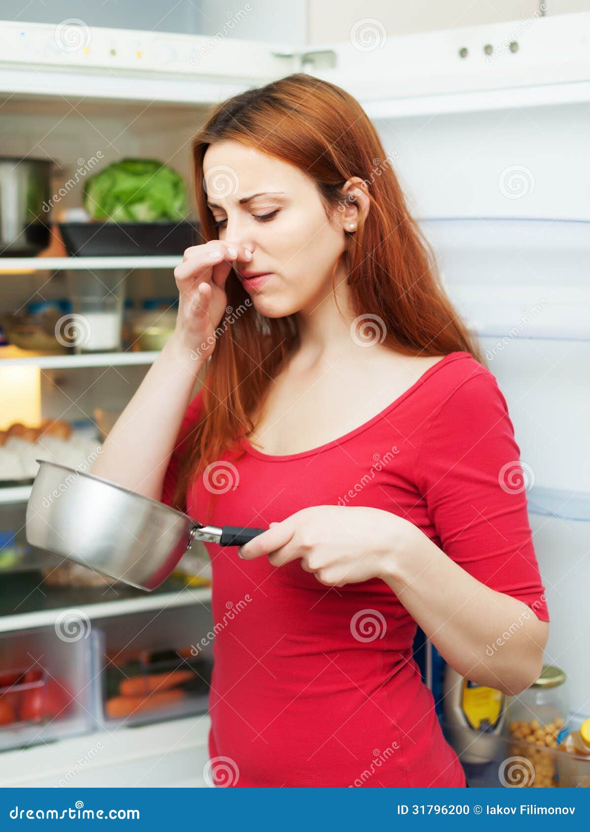 Mujer En Rojo Con La Comida Asquerosa Foto de archivo - Imagen de ...