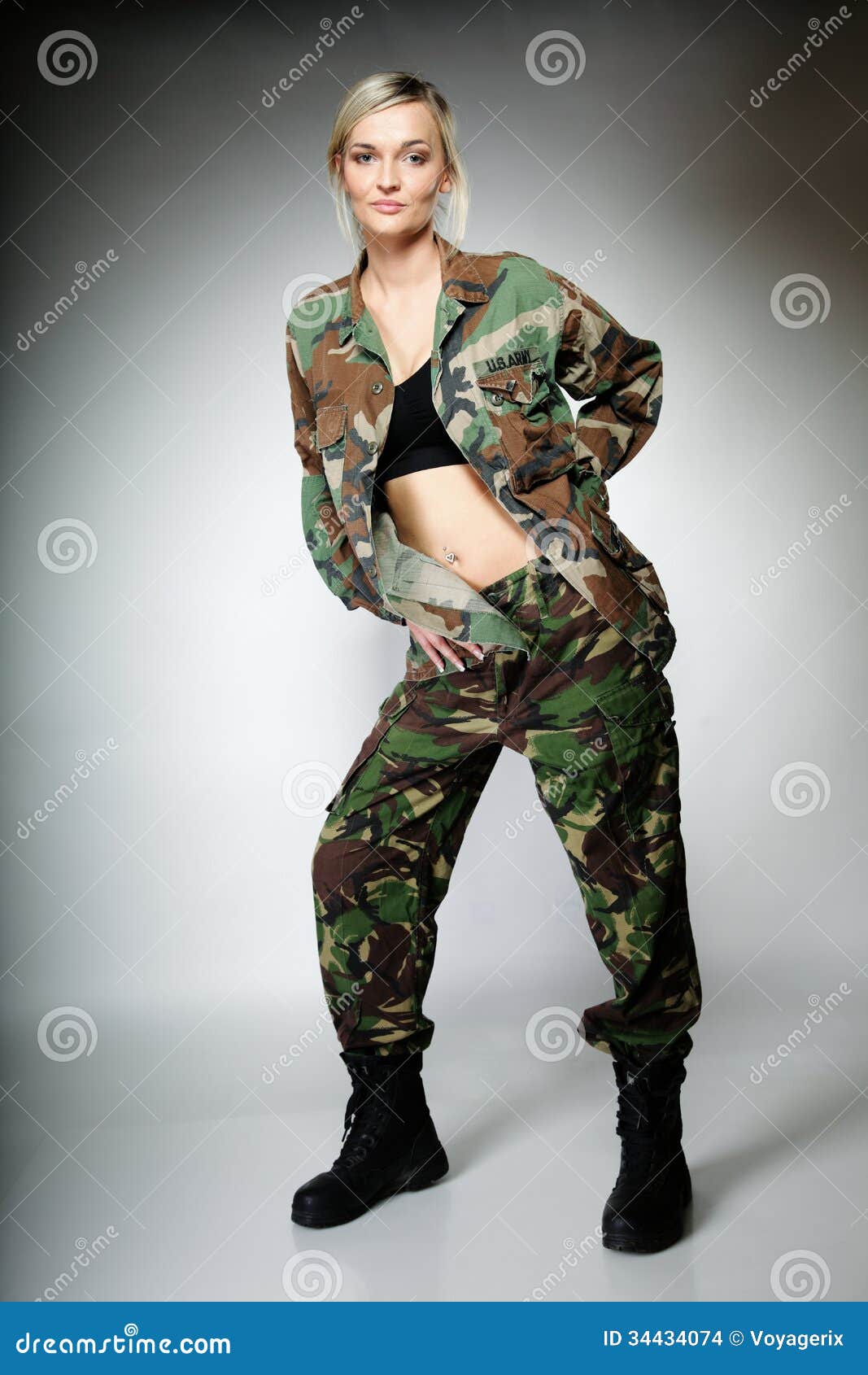 Mujer En Ropa Militar, Muchacha Del Ejército Foto de archivo - Imagen ...