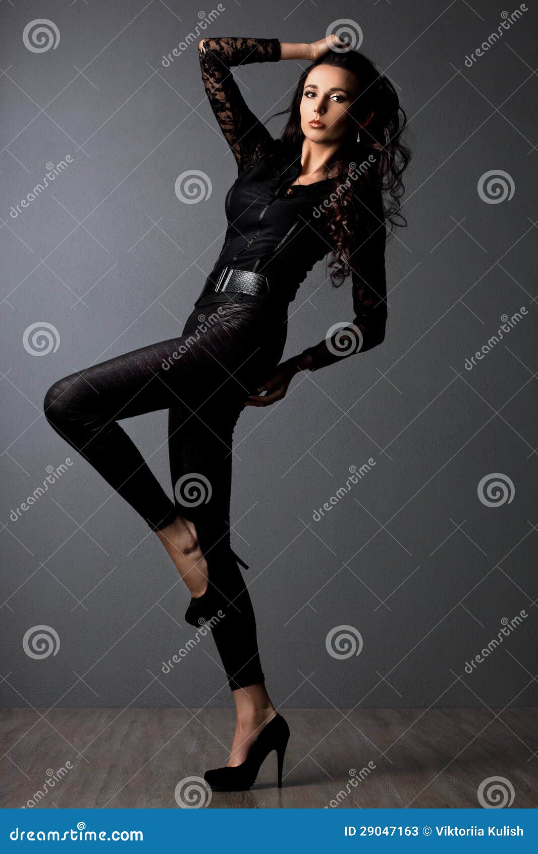 Mujer en ropa negra imagen de archivo. Imagen de muchacha - 29047163