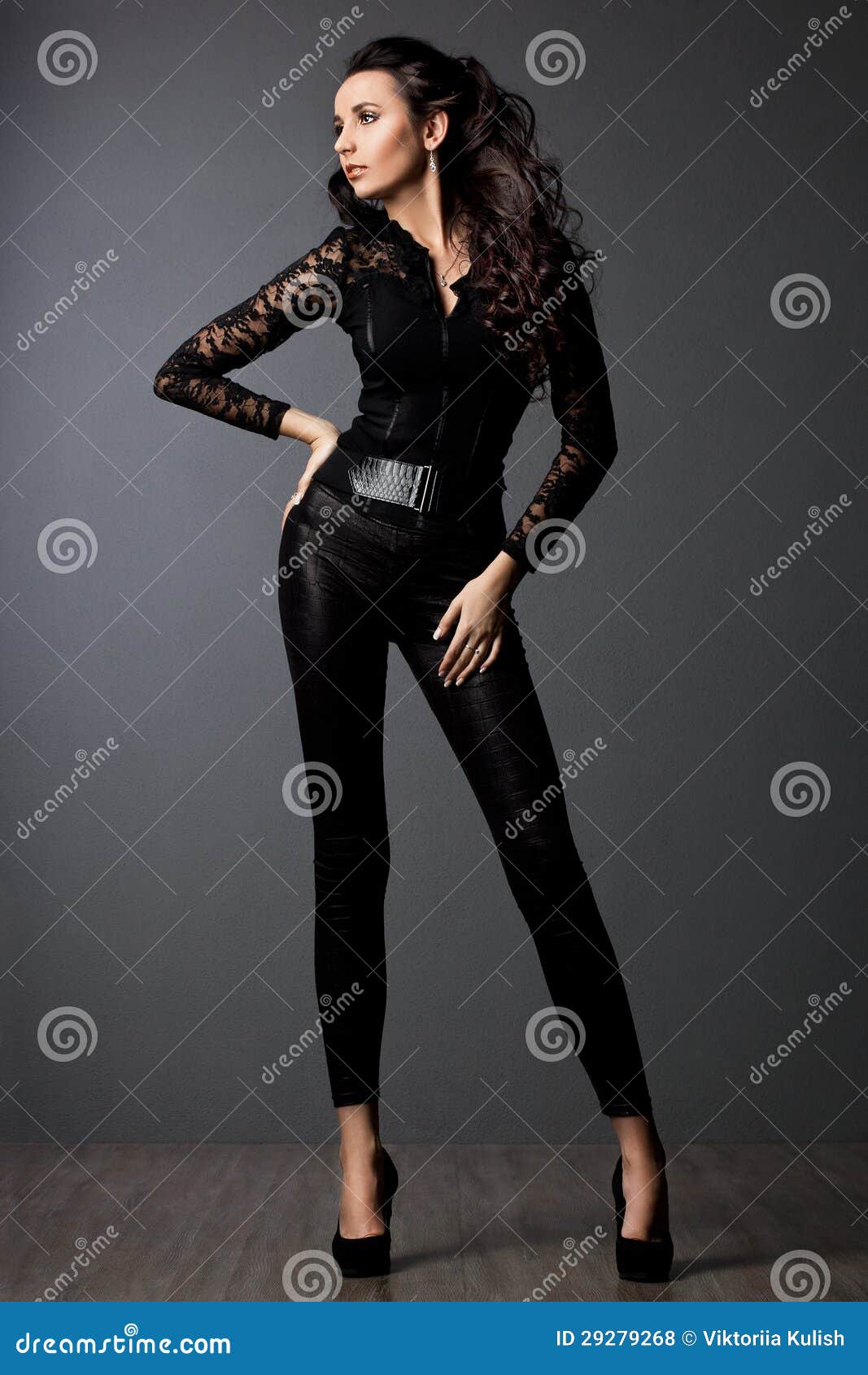 Mujer en ropa negra foto de archivo. Imagen de adulto - 29279268