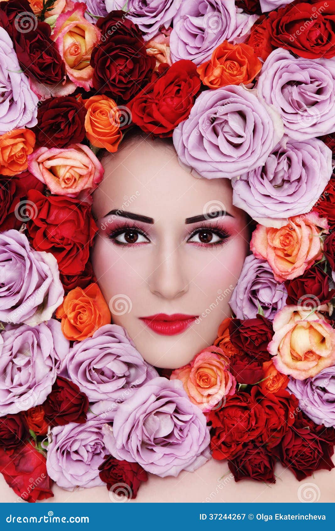 Mujer en rosas imagen de archivo. Imagen de cara, piel - 37244267