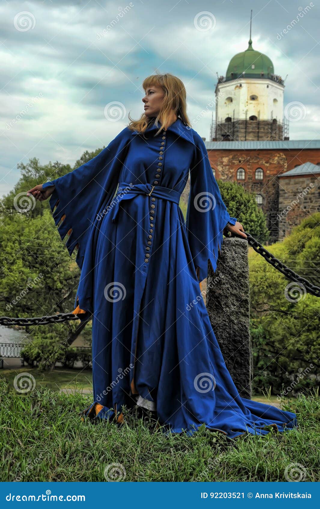 Mujer En Un Vestido Azul Medieval Imagen de archivo - Imagen de modelo ...