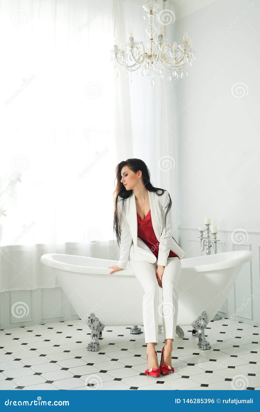 Mujer en una ba?era foto de archivo. Imagen de placer - 146285396