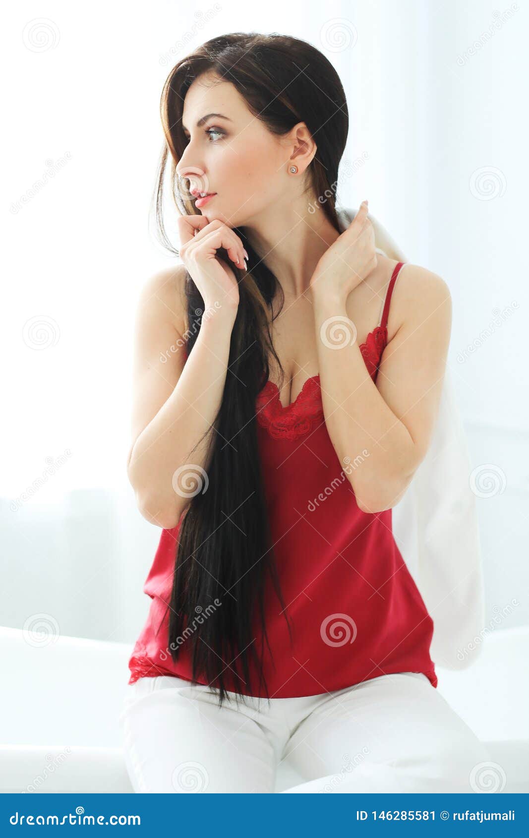 Mujer en una ba?era imagen de archivo. Imagen de atractivo - 146285581