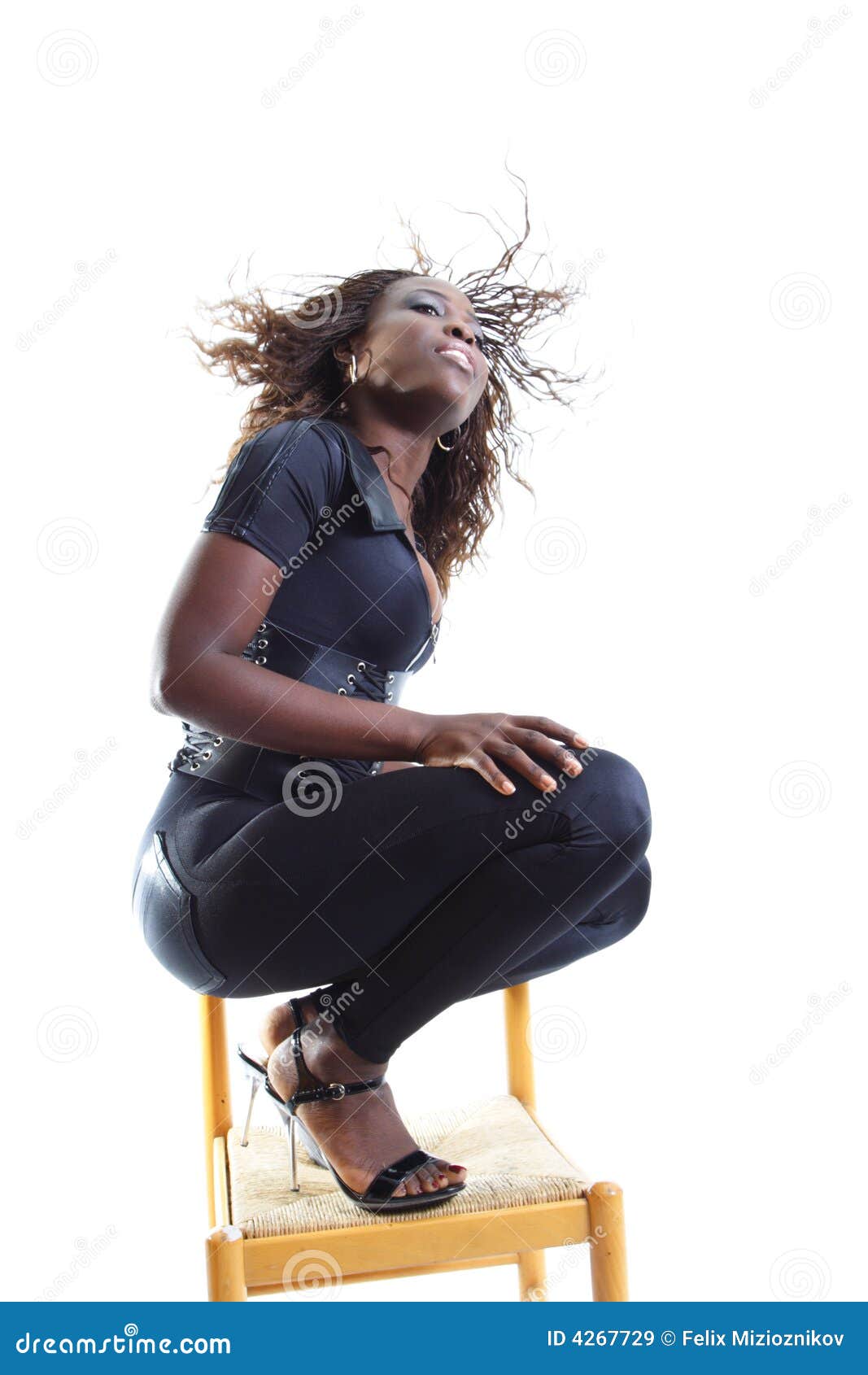 Mujer en una silla imagen de archivo. Imagen de aislado - 4267729