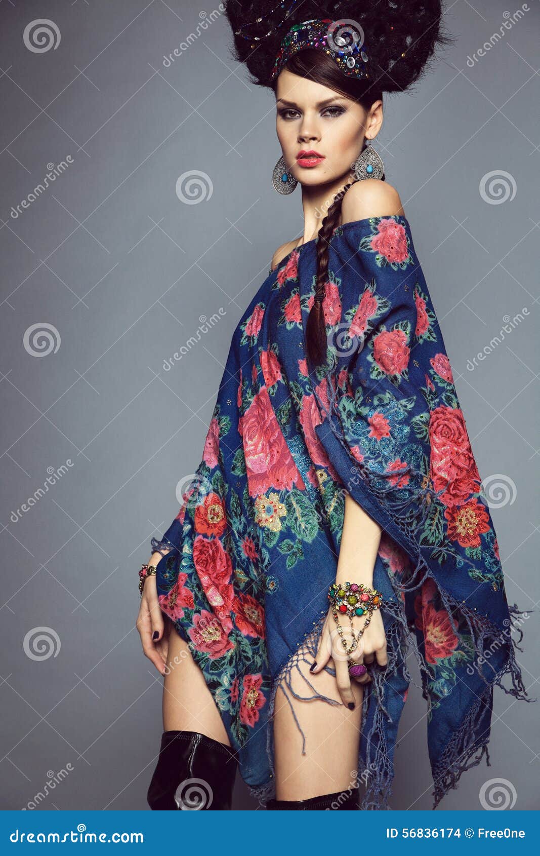 Mujer En Vestido Ruso Tradicional Foto de archivo - Imagen de coleta ...