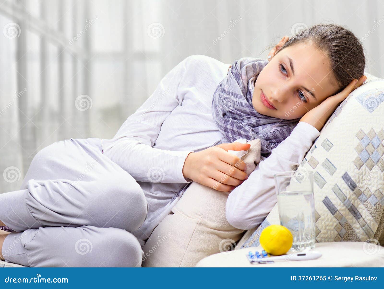Mujer enferma imagen de archivo. Imagen de muchacha, olfateo - 37261265