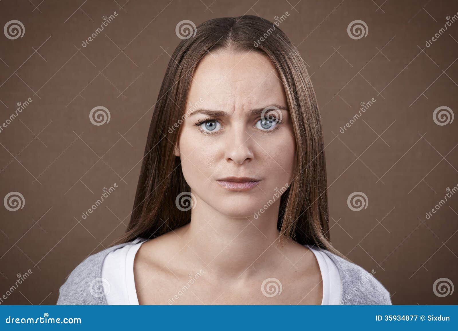 Mujer enojada imagen de archivo. Imagen de latino, mirando - 35934877