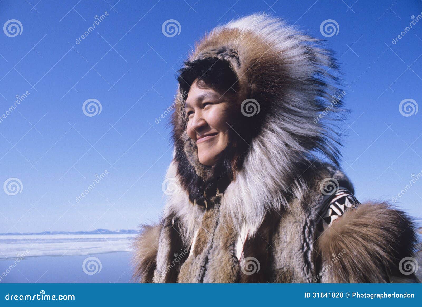 Mujer Esquimal En Ropa Tradicional Foto de archivo - Imagen de feliz ...