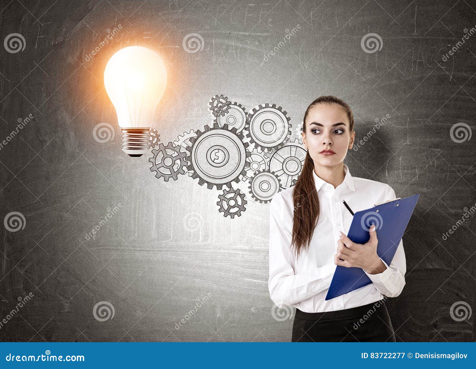 Mujer Estricta Cerca De La Bombilla Imagen de archivo - Imagen de ...