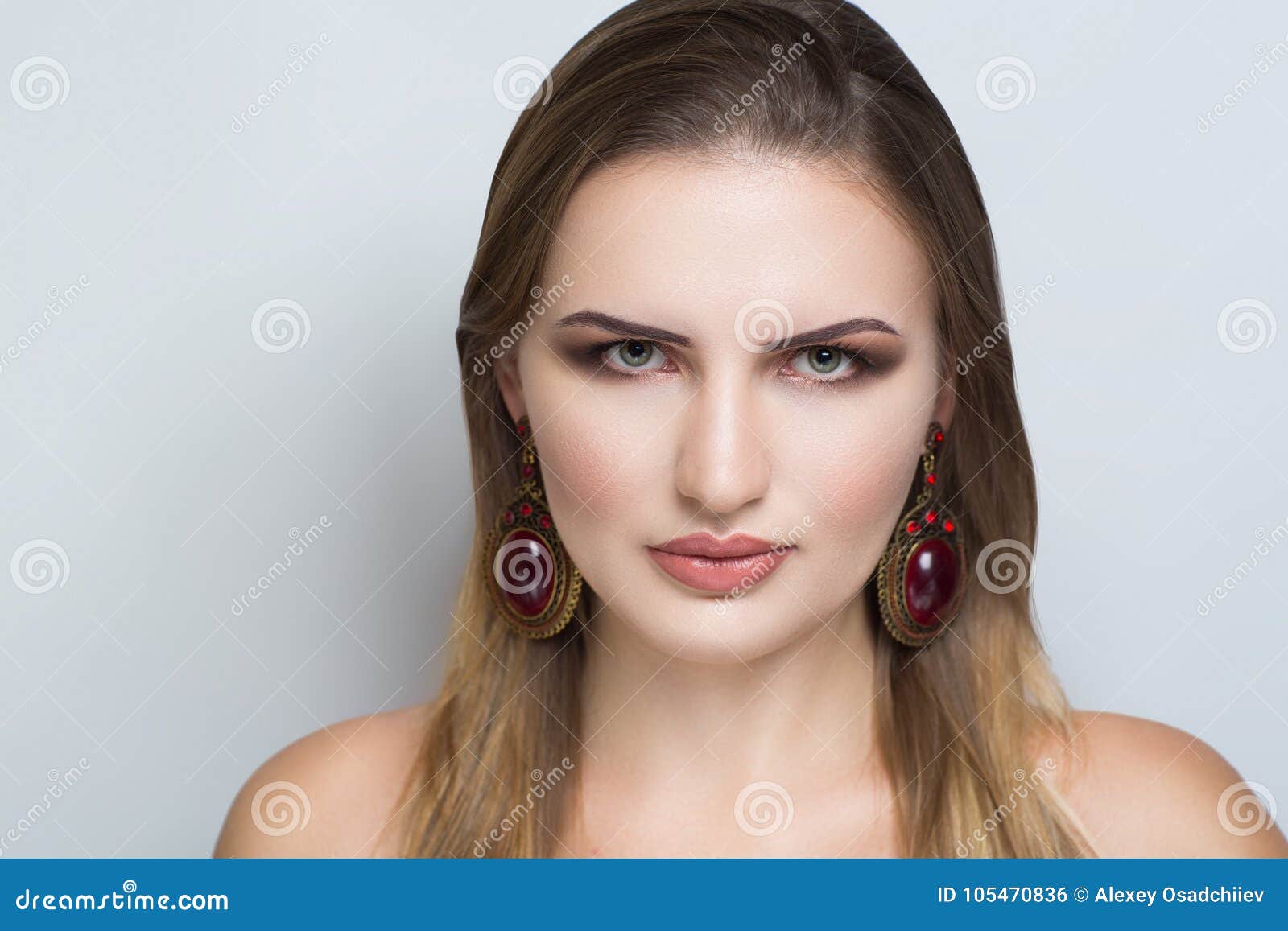 Mujer fea de la cara foto de archivo. Imagen de horizontal - 105470836