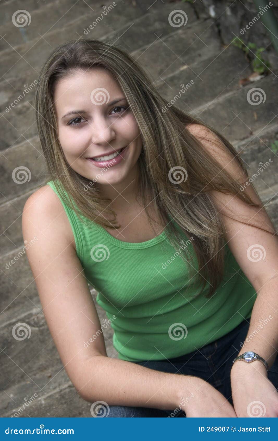 Mujer feliz imagen de archivo. Imagen de pasos, sonrisa - 249007