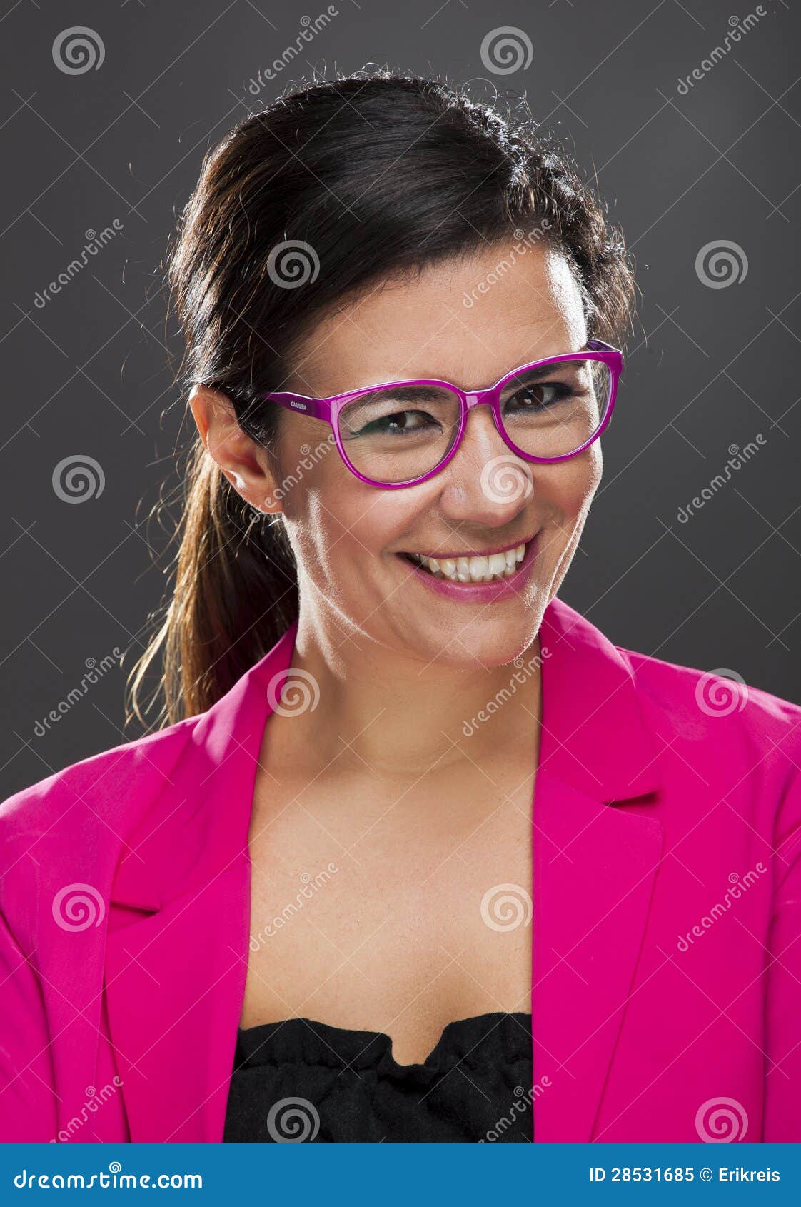 Mujer feliz imagen de archivo. Imagen de lindo, mirando - 28531685