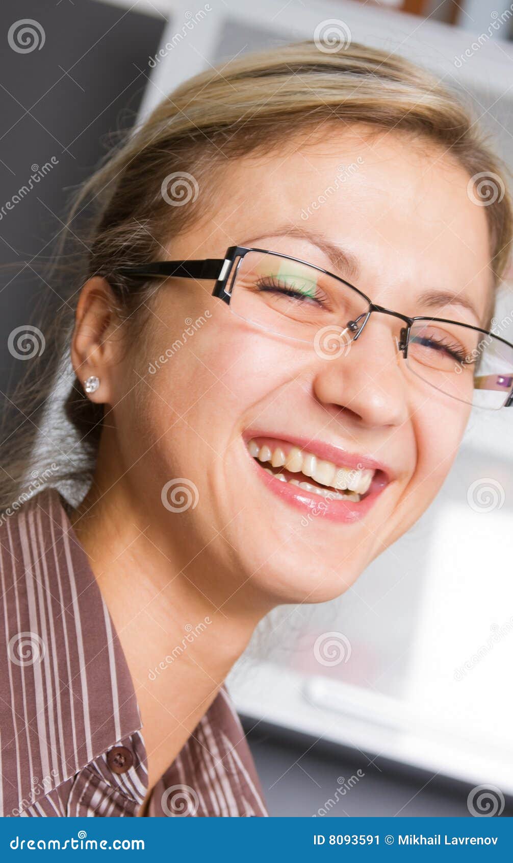 Mujer feliz imagen de archivo. Imagen de mujer, miradas - 8093591