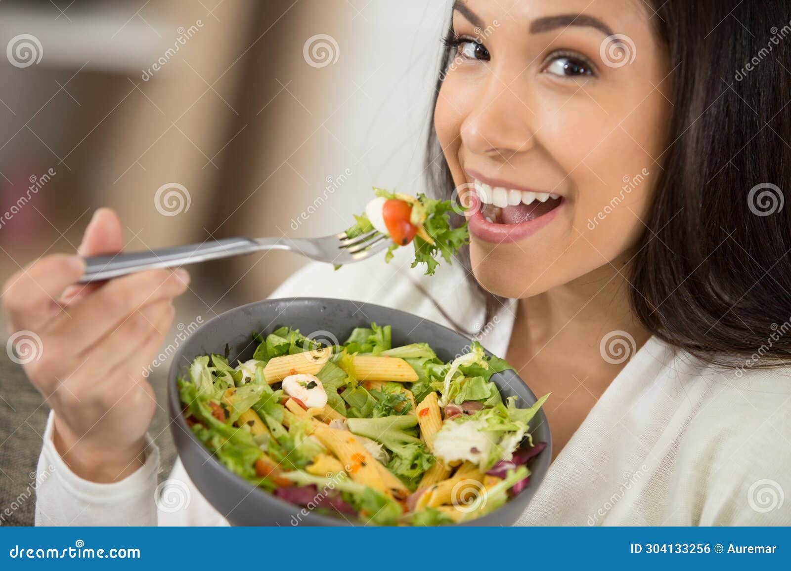 Mujer Feliz Comiendo Comida Saludable Foto de archivo - Imagen de coma ...