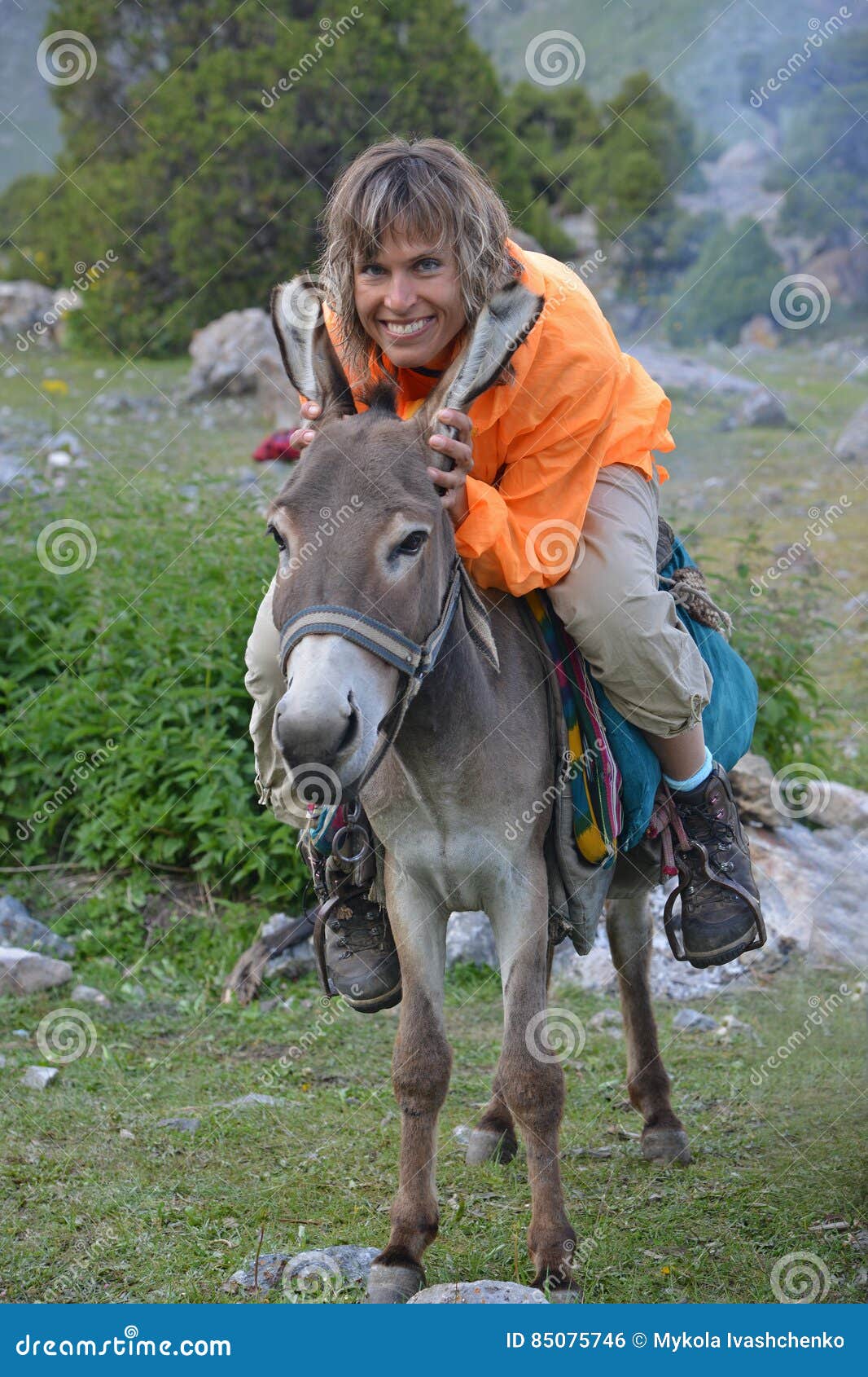 Mujer feliz en burro foto de archivo. Imagen de emociones - 85075746