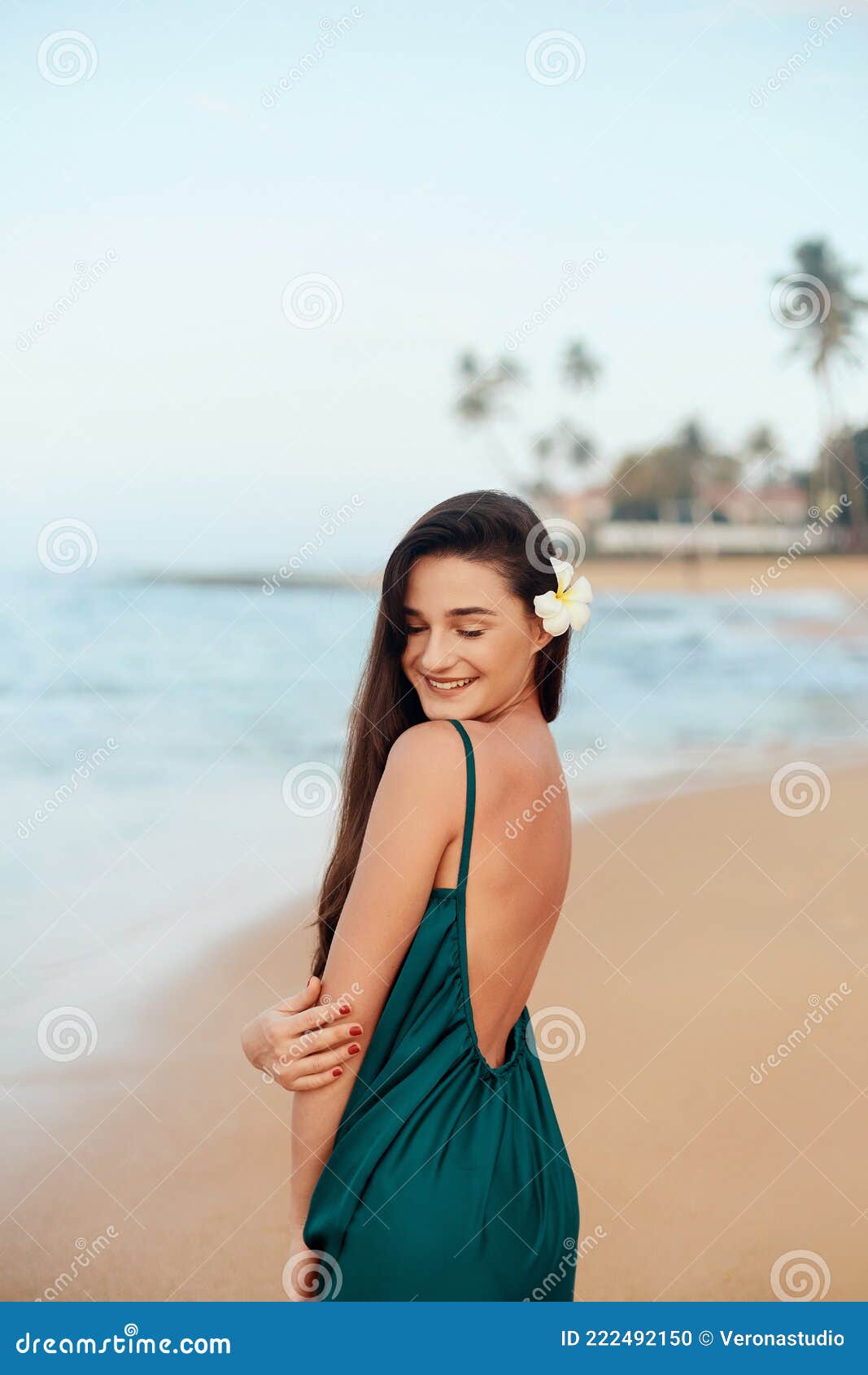 Mujer Feliz En La Playa Retrato De La Bella Chica Foto De Archivo Imagen De Vacaciones Arena