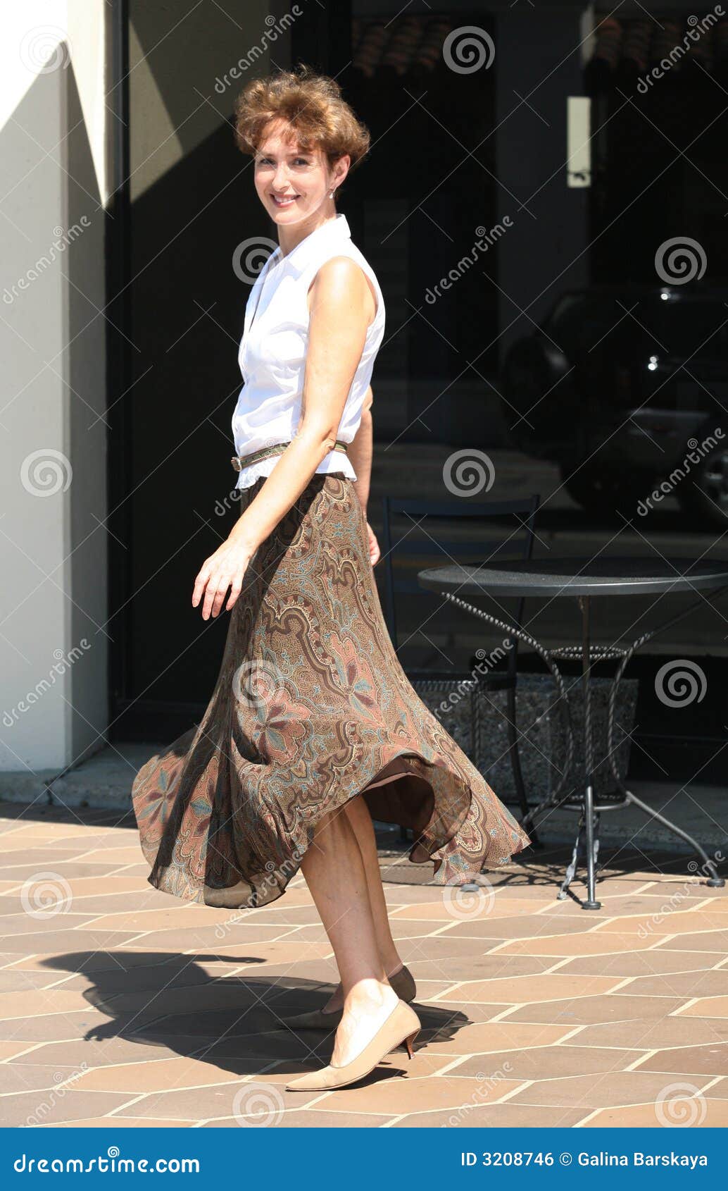 Mujer feliz en una ciudad foto de archivo. Imagen de feliz - 3208746