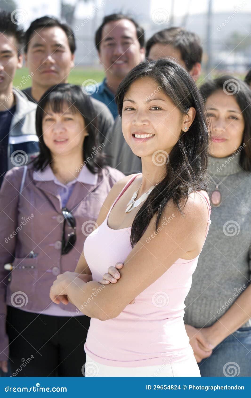 Mujer Feliz Que Se Coloca Con Las Manos Dobladas Foto De Archivo