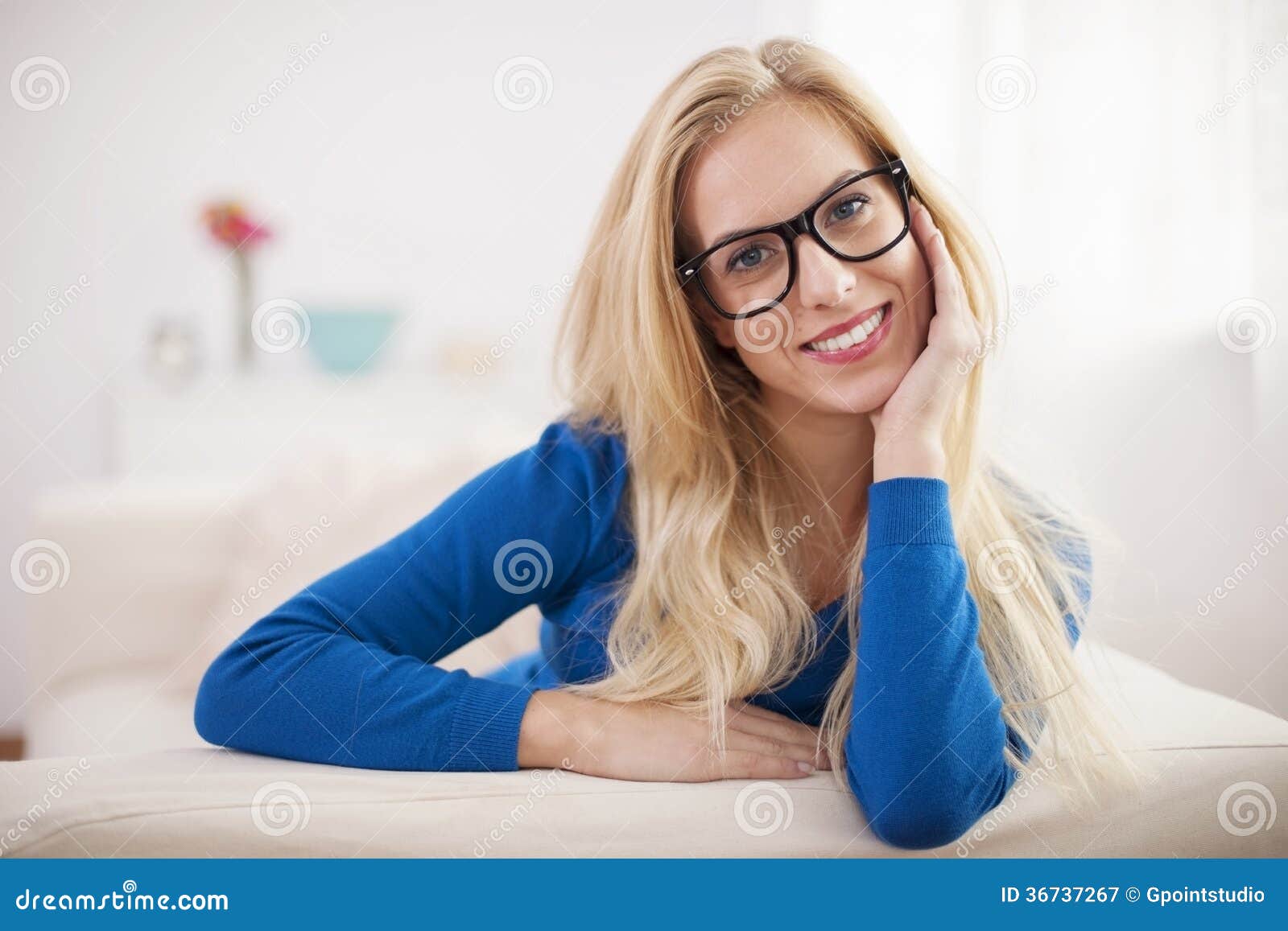 Mujer feliz y relajada imagen de archivo. Imagen de mujer - 36737267