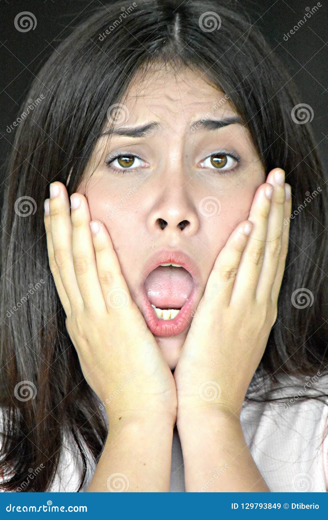 Mujer femenina asustada imagen de archivo. Imagen de mujeres - 129793849