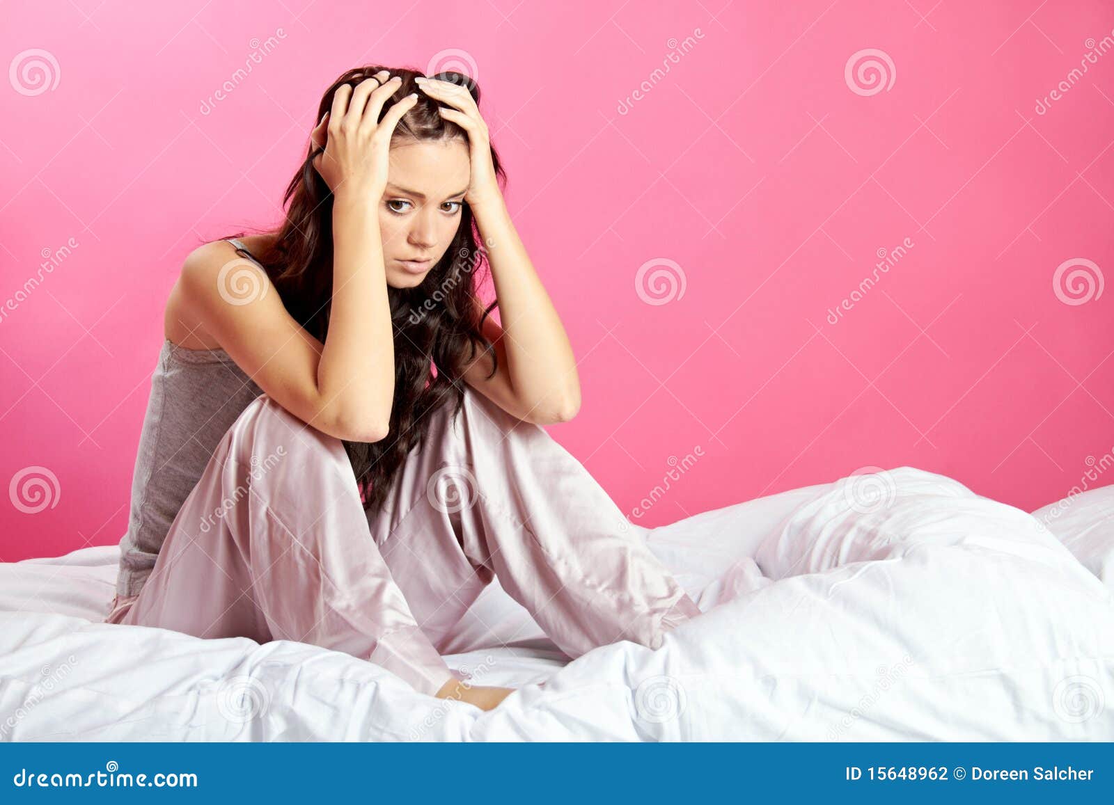 Mujer frustrada en cama foto de archivo. Imagen de sonrisa - 15648962