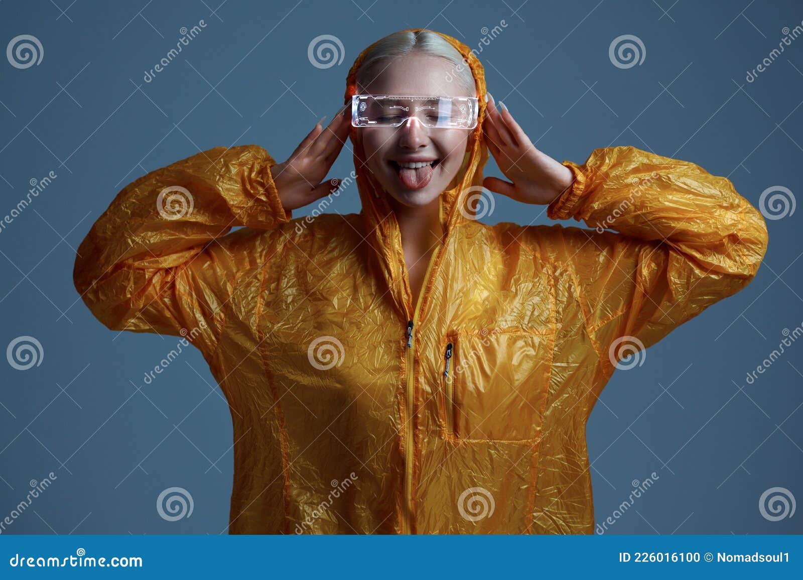 Mujer Futurista Divertida Muestra Su Futurismo De Lengua Foto De