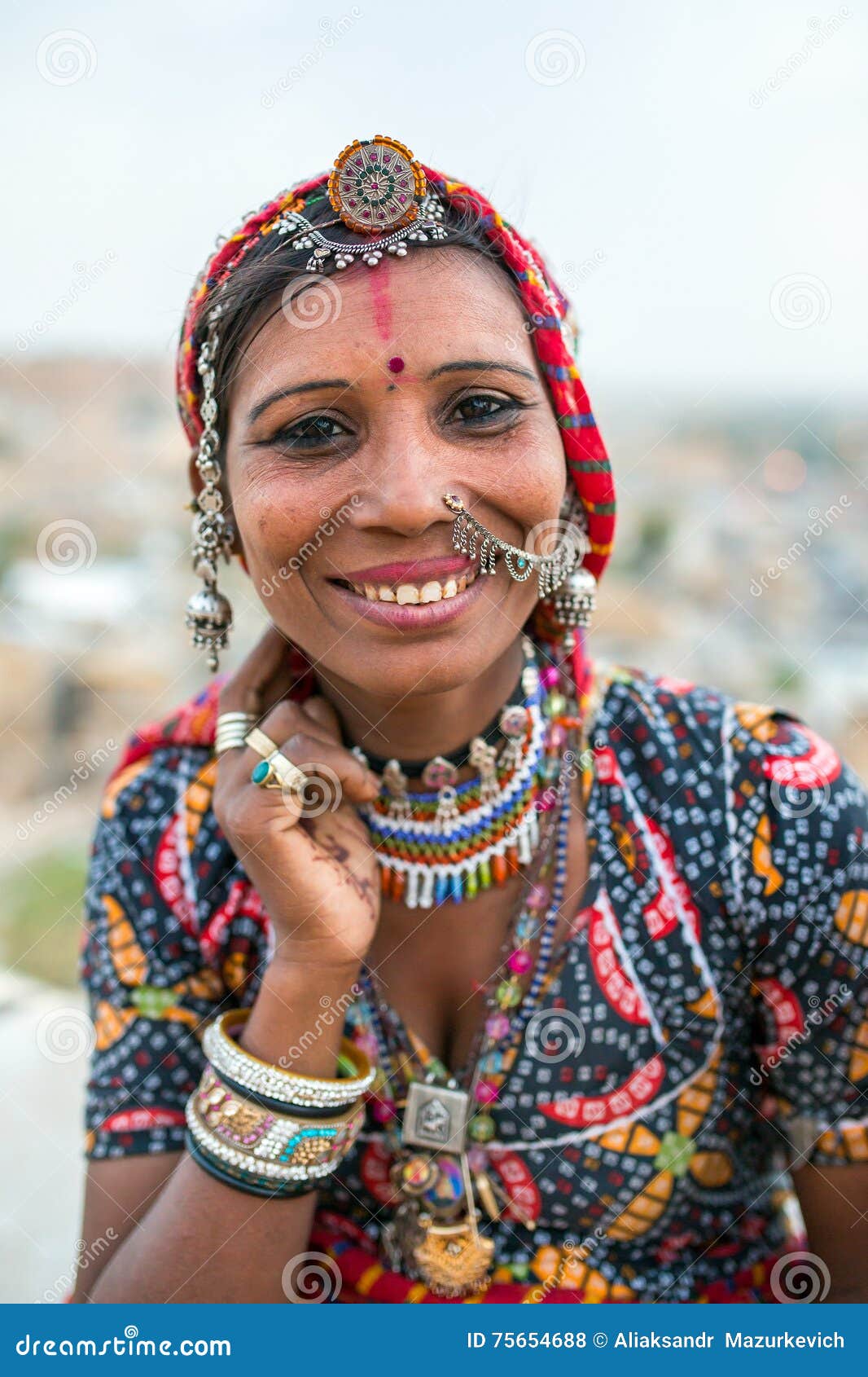 Mujer Gitana No Identificada En Ropa Y Joyería Tradicionales Foto de ...